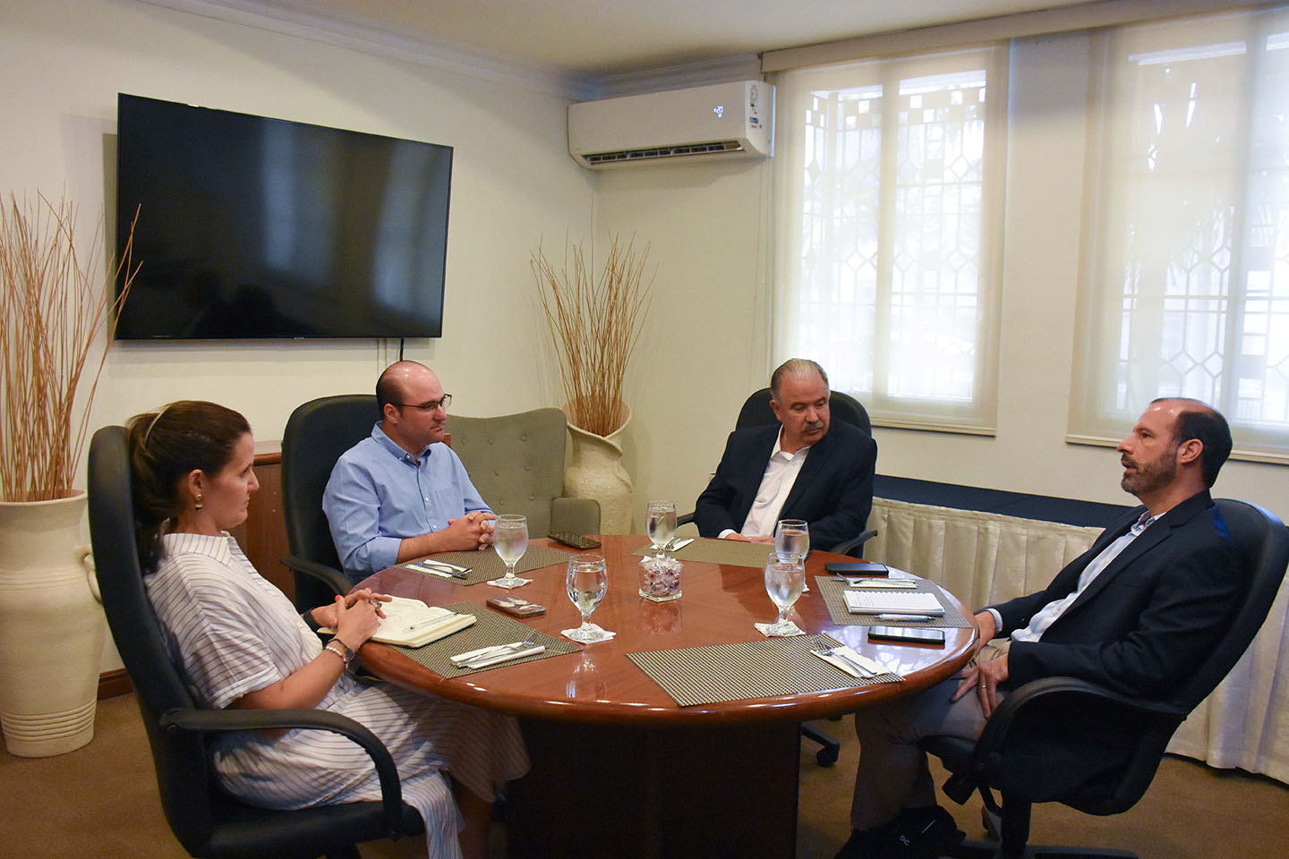 Presidente Ferrer realiza acercamiento con la Cámara de Comercio ...